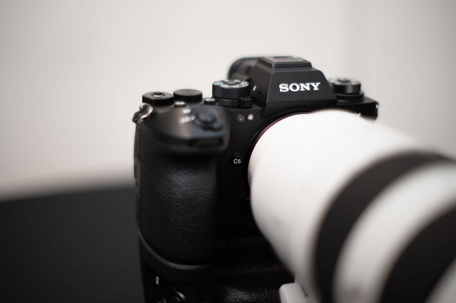 世界第一台全域快門全片幅相機 Sony A9III ，feat. 運動攝影師戴見安：Pre-Capture 預拍模式超實用！就像一台掛了 Turbo 的小跑車-體驗評測 - 三創生活